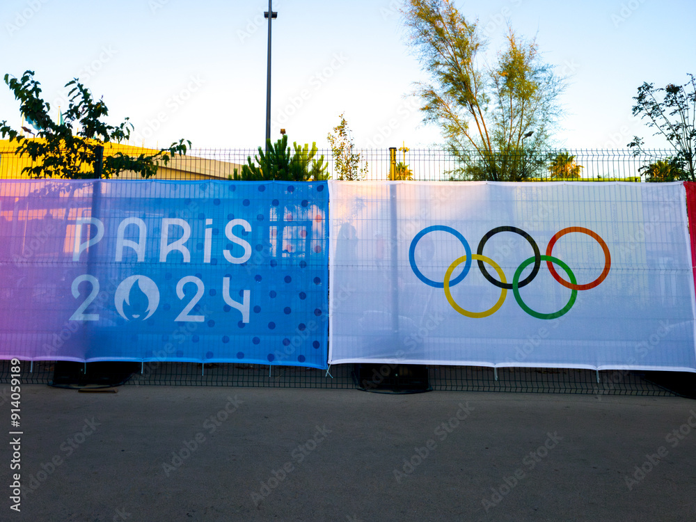 Foto de le logo de Paris 2024 et les anneaux olympiques sur une ...
