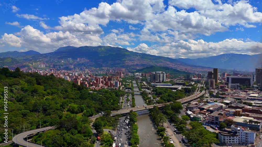 Video aéreo sobre el río Medellin, en el que aprecian grandes avenidas ...