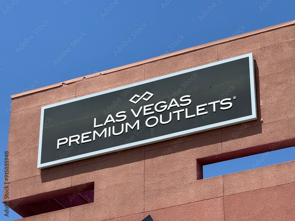 Foto de Las Vegas,Nevada,USA-June 17th 2024: Las Vegas Premium Outlets logo sign do Stock ...