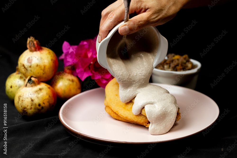 Fotografía de Chiles en Nogada: chile poblano relleno, cubierto con ...