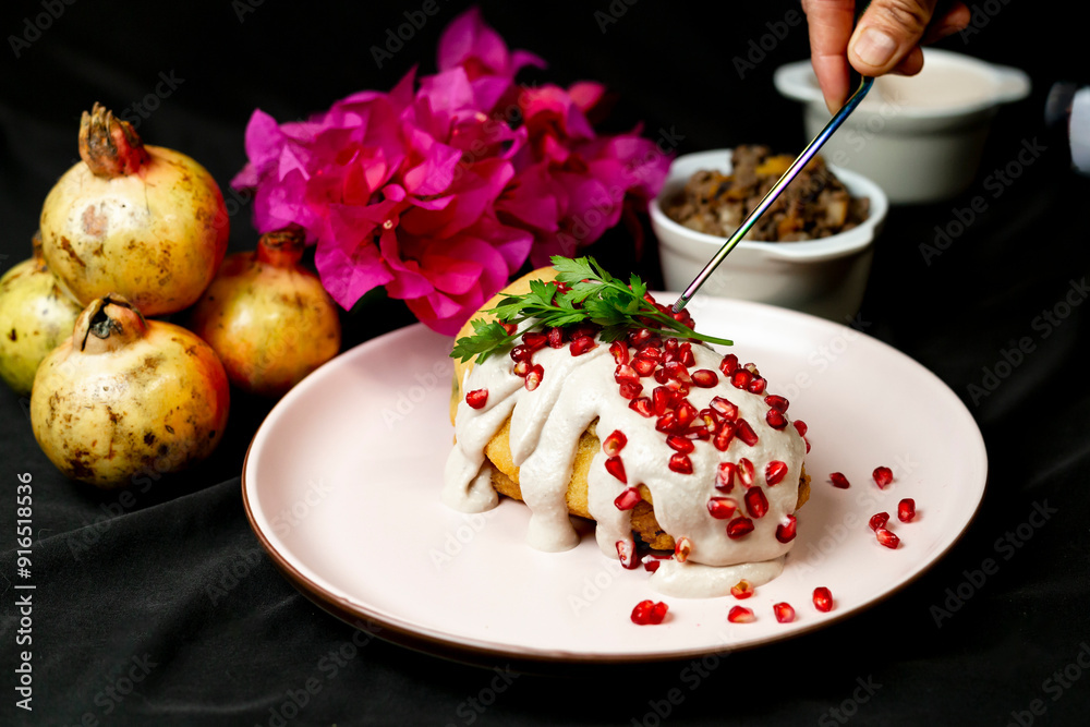 Fotografía de Chiles en Nogada: chile poblano relleno, cubierto con ...