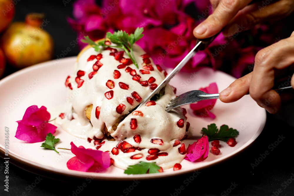 Fotografía de Chiles en Nogada: chile poblano relleno, cubierto con ...