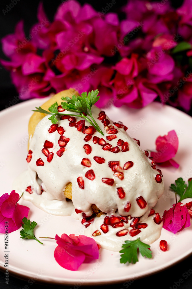 Fotografía de Chiles en Nogada: chile poblano relleno, cubierto con ...