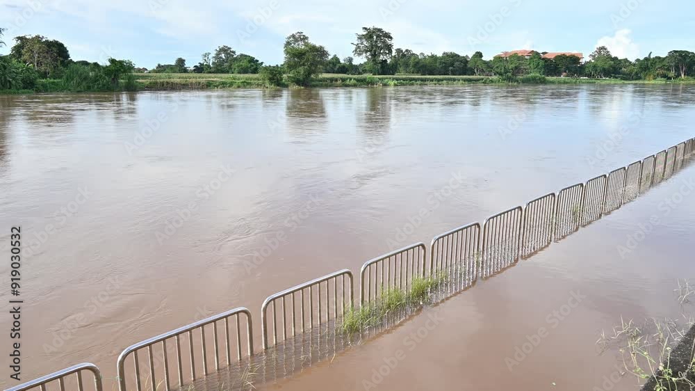 Video Stock Mae Kok river flood on pedestrian walkway in Chiang Rai ...