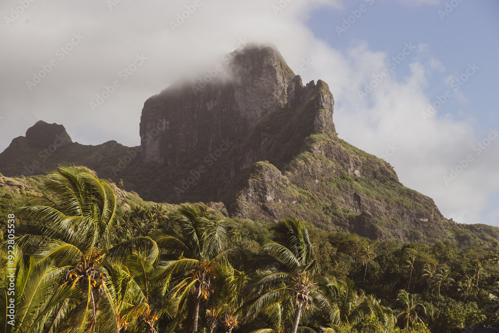 Foto de Mount Otemanu on the tropical island of Bora Bora in French ...