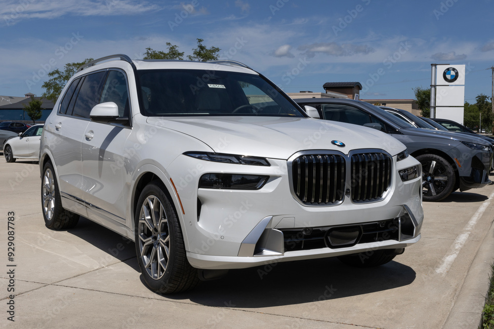 BMW X7 xDrive40i display. BMW offers the X7 xDrive40i with a 3.0L ...