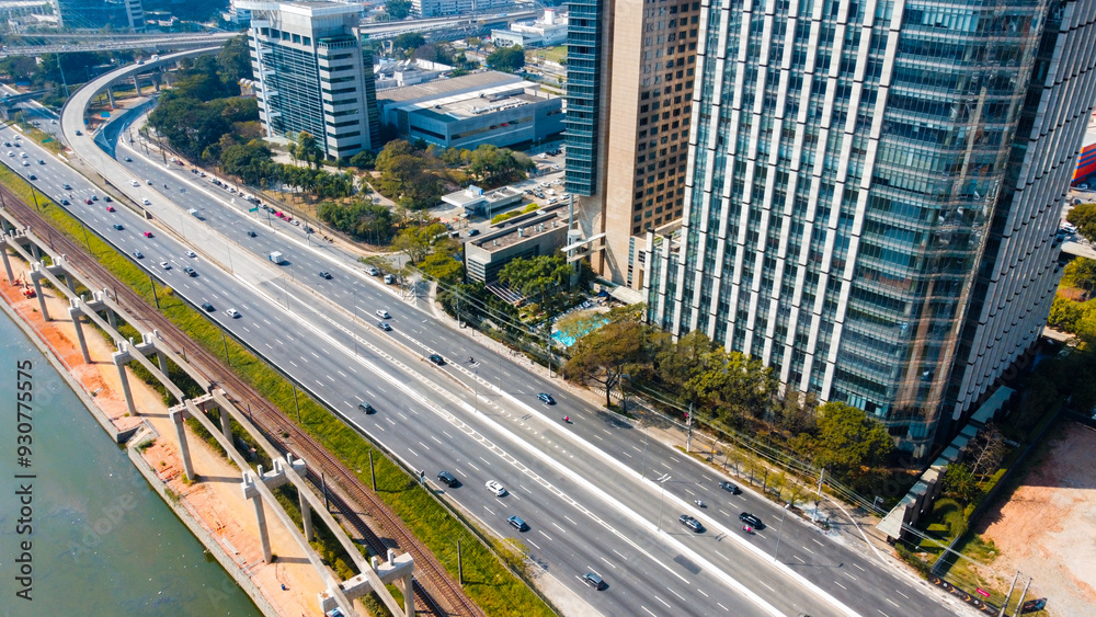 Vista das faixas de trânsito da Avenida Marginal Pinheiros, uma das ...