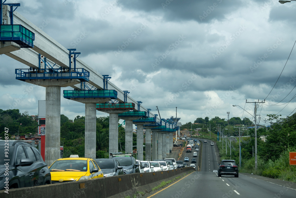 Póster Vista panorámica de las vías elevadas del metro de Panama Oeste ...