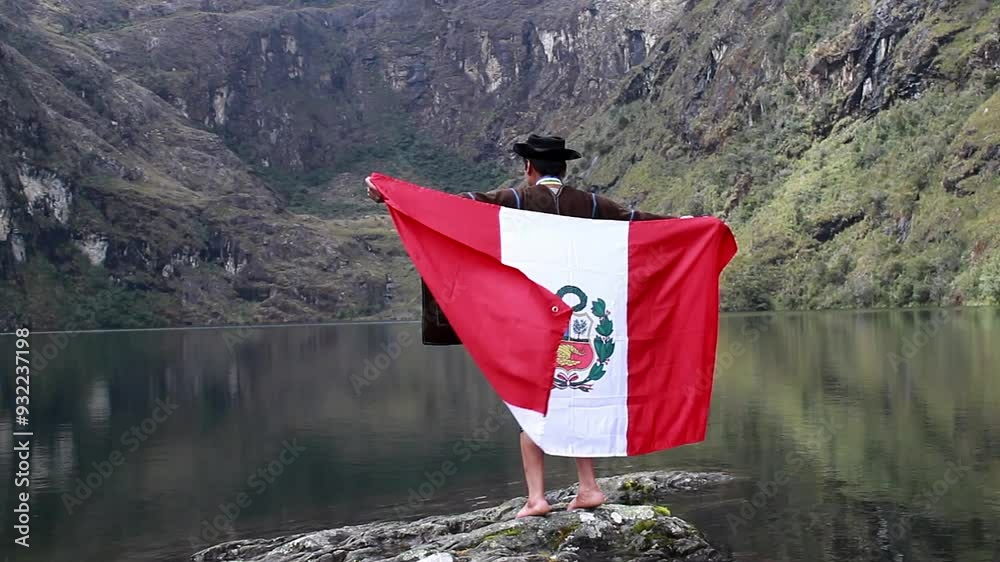 Campesino con Poncho y Sombrero Flamea la Bandera del Perú en la Laguna ...