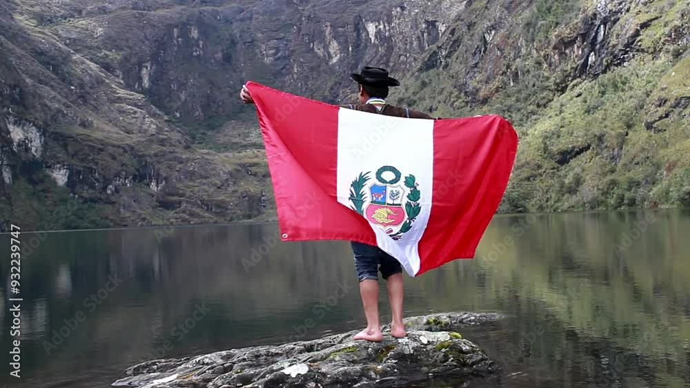 Campesino con Poncho y Sombrero Flamea la Bandera del Perú en la Laguna ...