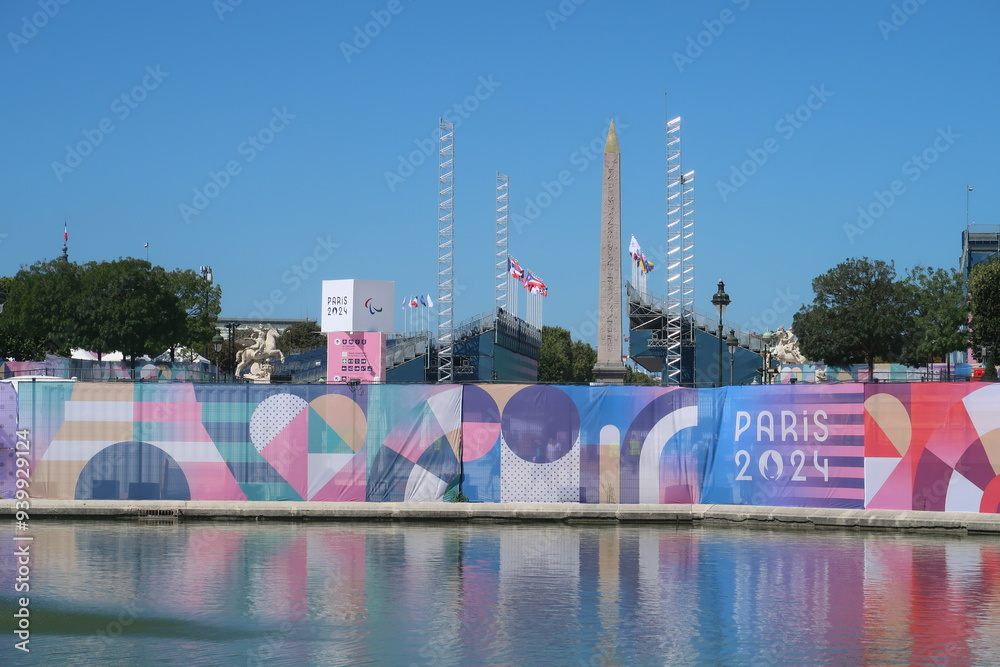 Vue sur l’Obélisque de la place de la Concorde derrière les banderoles colorées des Jeux ...
