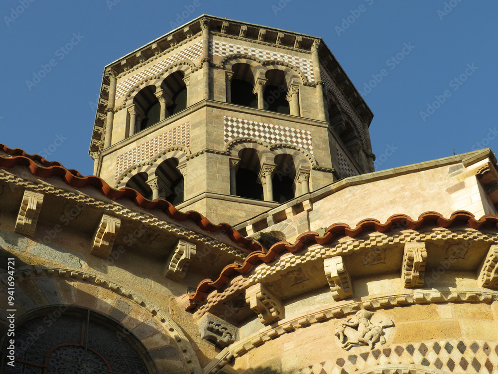 Foto de Romanesque Abbey of Saint-Austremoine. Issoire. Auvergne ...