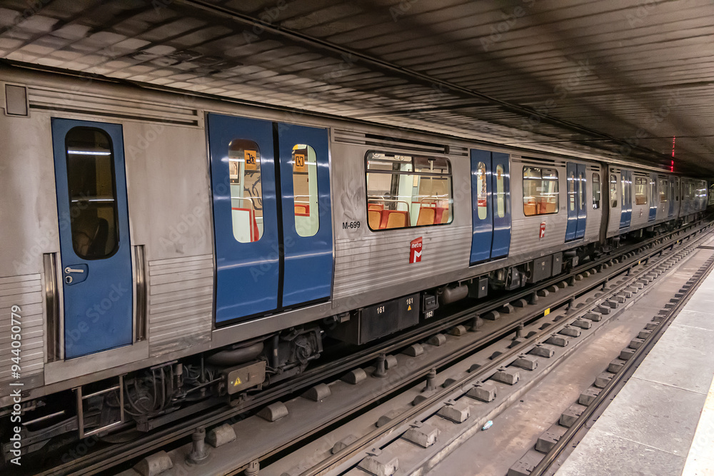 Interior of Subway station Cais do Sodre (Green Line - Linha Verde ...