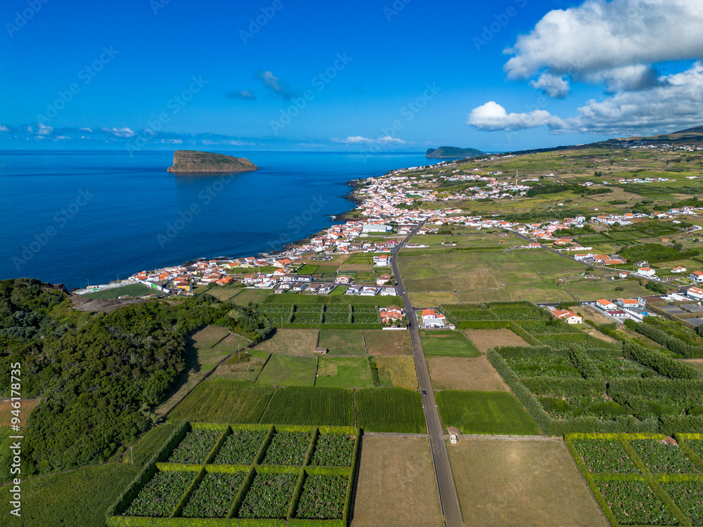 Vista aérea do Porto Judeu na Ilha Terceira nos Açores. Ilhéus das ...