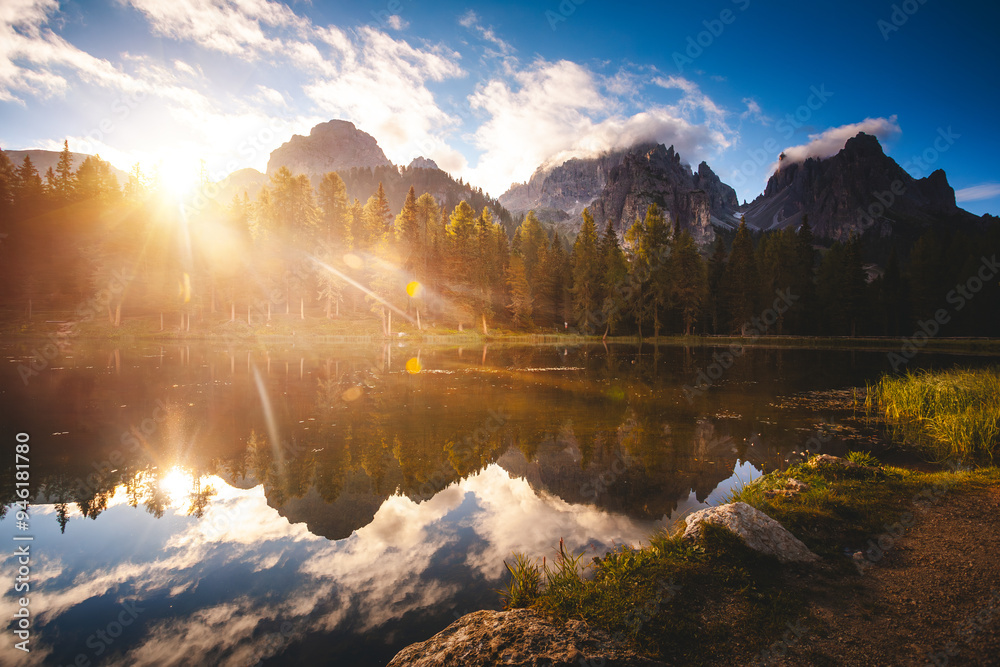 Fantastic view of lake Antorno with Cadini di Misurina ridge in ...