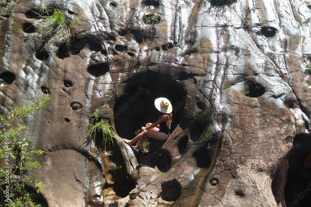 turista nas piscinas naturais do vale encantado na região Pinga Fogo em ...