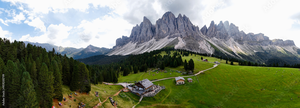 Imagen aérea del Refugio de Odle, situado en el Parque Natural Puez ...