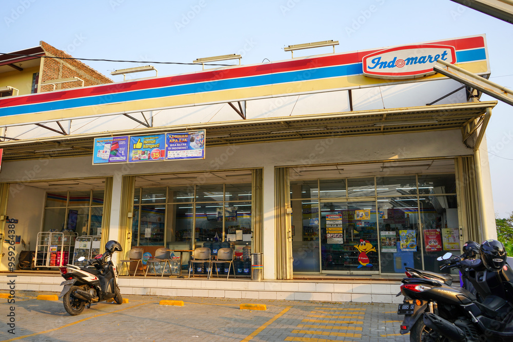 Foto de PT Indomarco Prismatama or Indomaret (short for Indonesia Market Retail) is a chain of ...