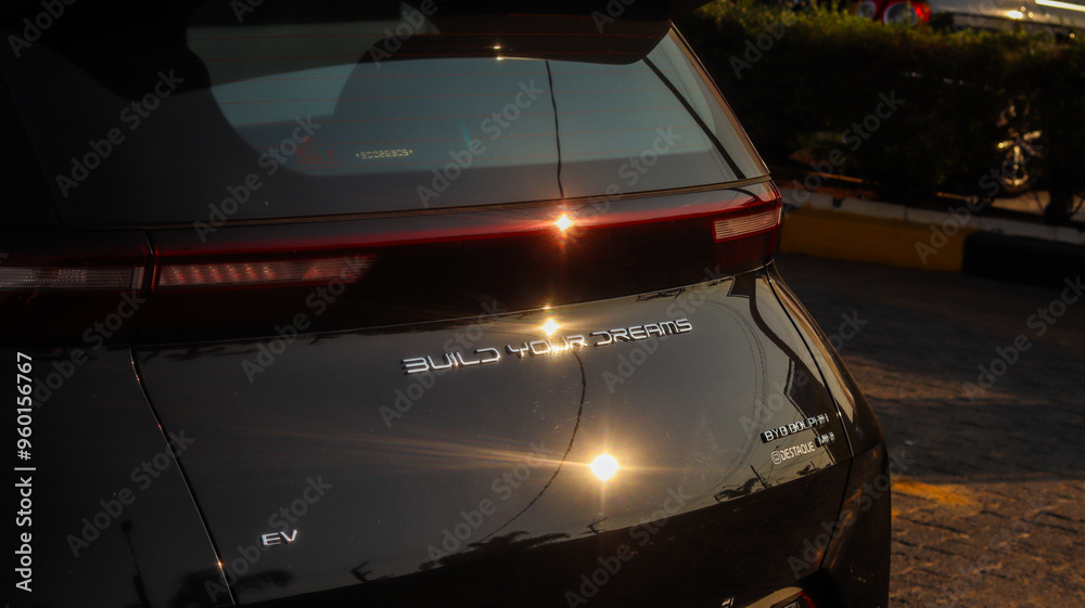 Logo BYD parachoque simbolo elétrico carro chines. Foto feita em Mogi ...