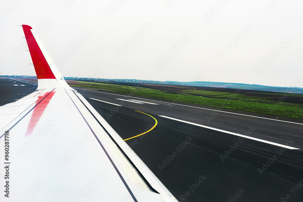 Foto de Airplane wing extends over the runway. Plane aerodynamic ...