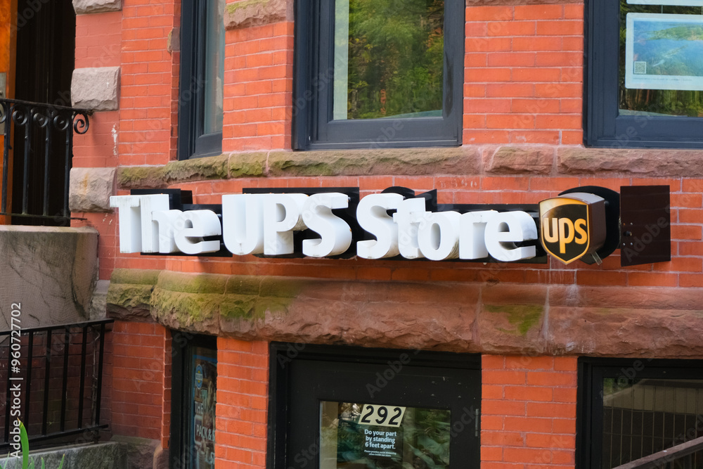 Foto de Boston, USA - 2 September 2024. The UPS store logo sign and ...