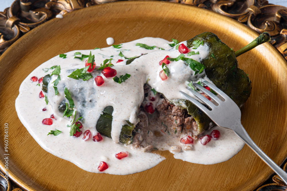 platillo, chiles en nogada relleno, cocina mexicana, canrne molida ...