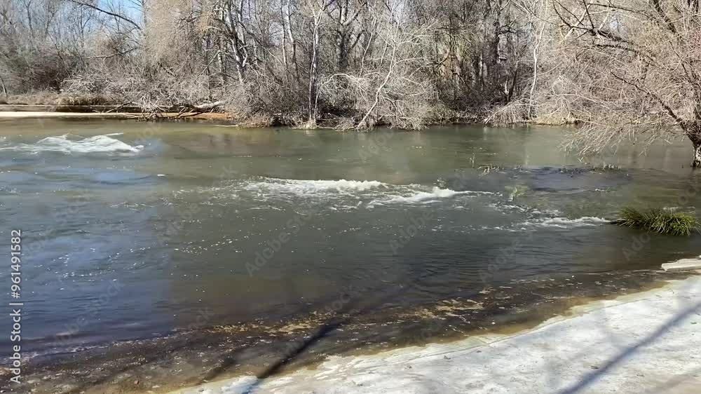 Recorrido visual en la orilla de un rio con caudal de agua y piedras ...