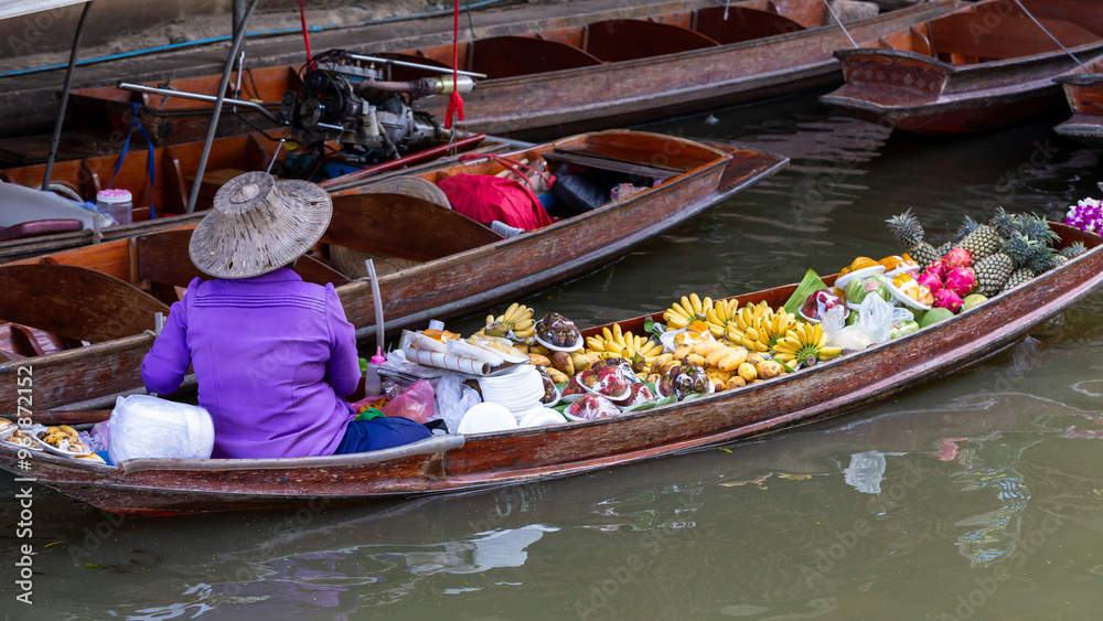 Famous floating market in Thailand, Damnoen Saduak floating market ...