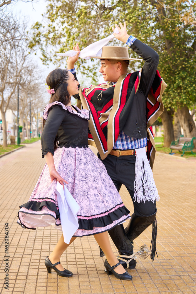 pareja de huasos bailando cueca chilena en la plaza de la ciudad ...