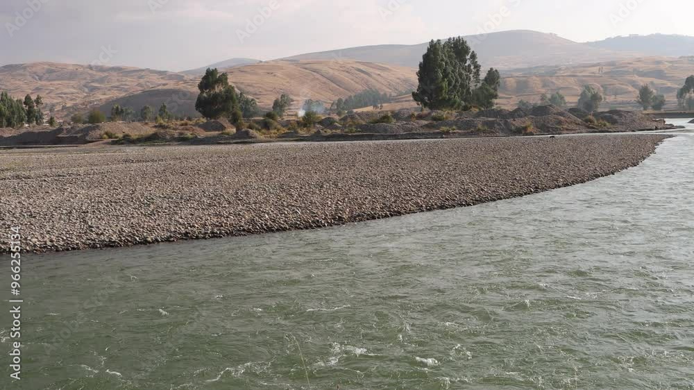 Aguas del Rio Mantaro recorren los andes peruanos rodeados de paisajes ...