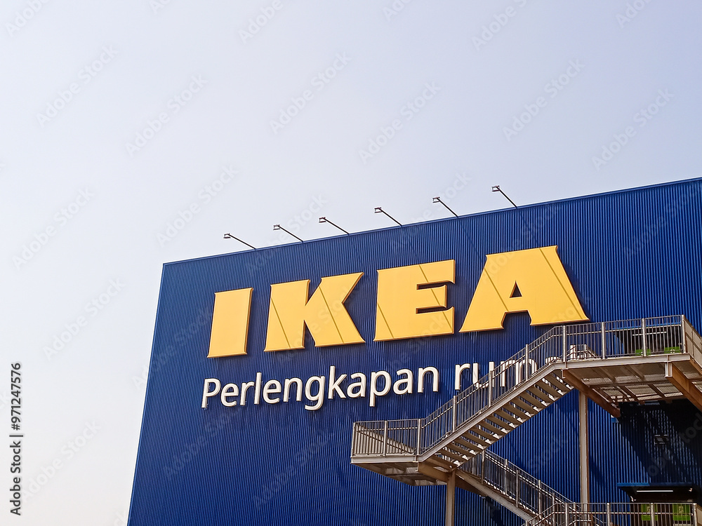 Foto de Large IKEA signs on the blue facade of the IKEA store, a ...