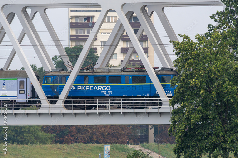 lokomotywa pociągu PKP Cargo na moście kolejowym w Opolu Stock Photo ...