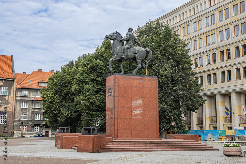 Monument to Marshal Jozef Pilsudski (sculptor Antun Augustincic ...
