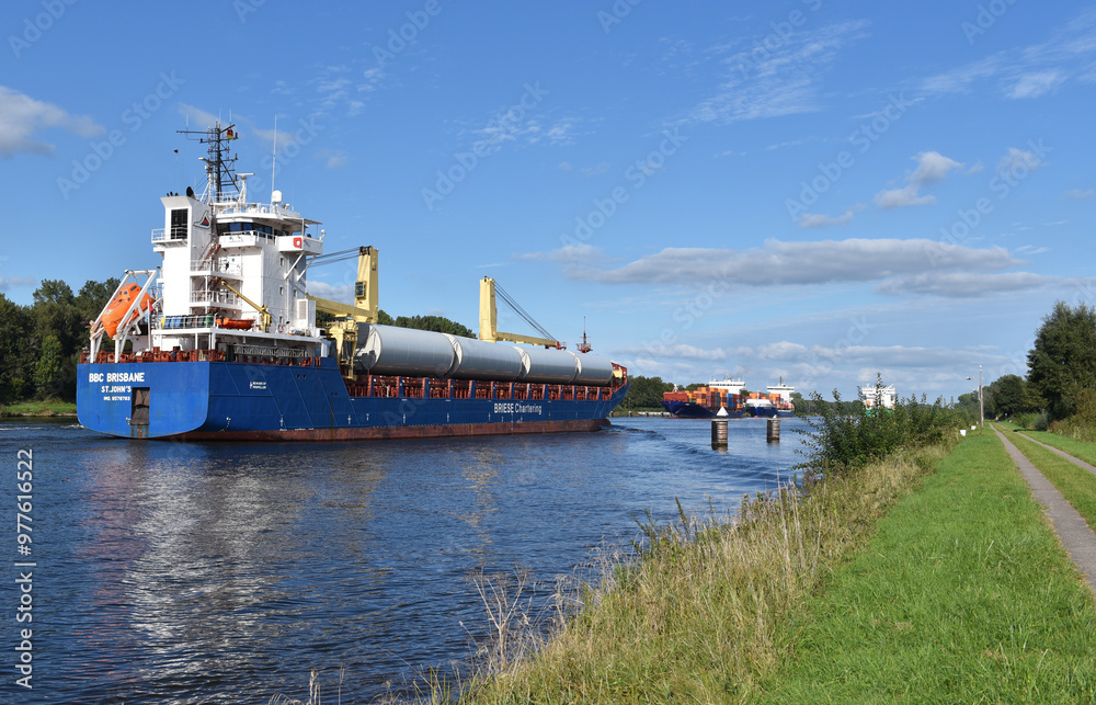 Frachtschiff und Containerschiffe begegnen sich im Nord-Ostsee-Kanal Stock Photo | Adobe Stock