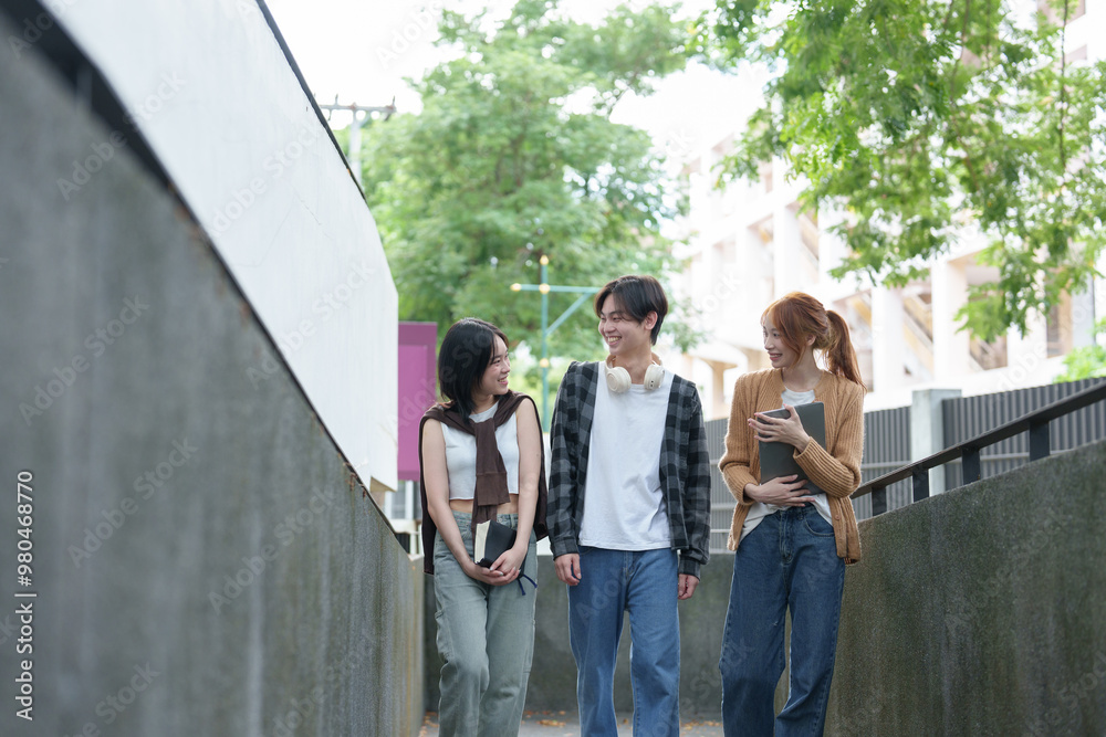 Young Asian college students and groups of male and female students ...