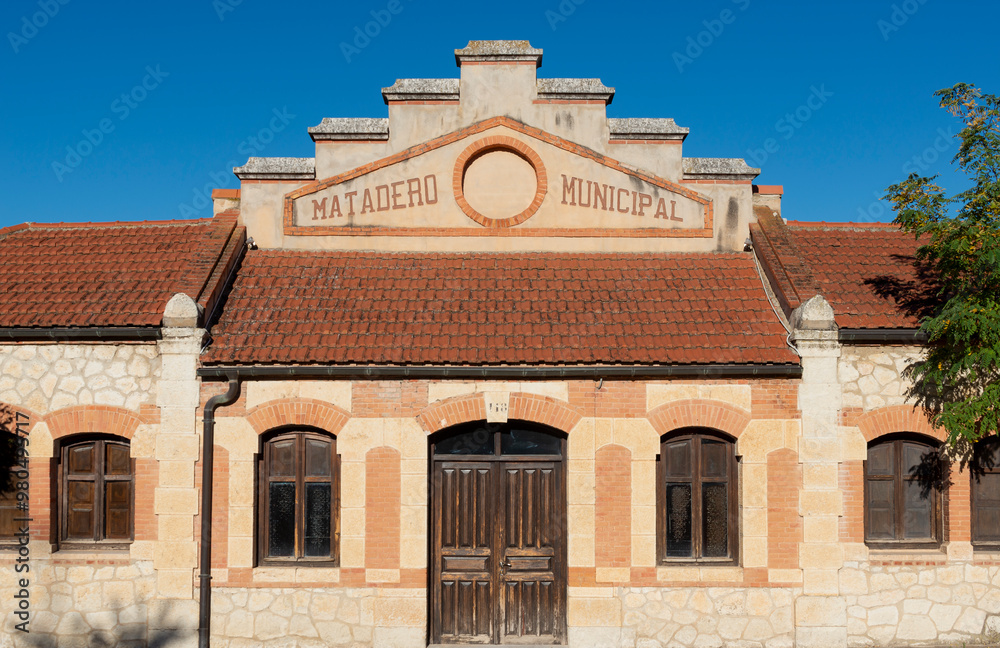 Fachada del antiguo matadero municipal de Langa de Duero, hoy Museo ...