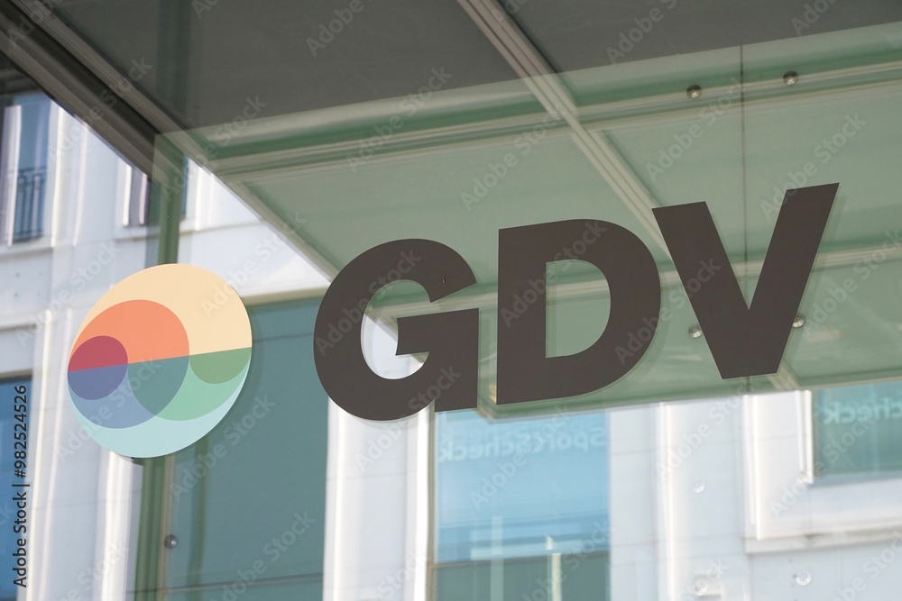 Logo der GDV (Gesamtverband der Versicherer) in Berlin an der Zentrale ...