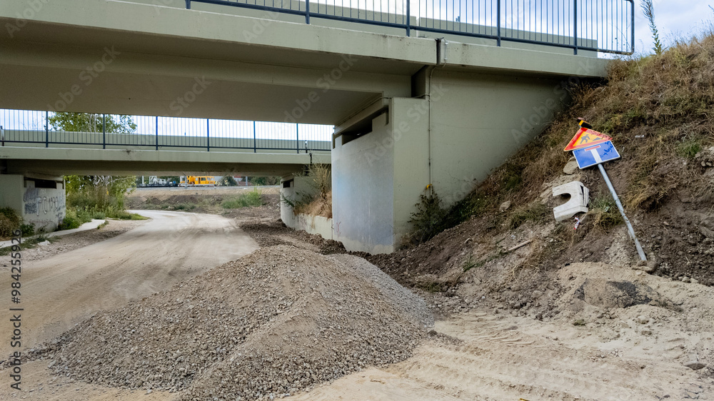 Foto de Road construction site under a bridge with gravel and tilted ...