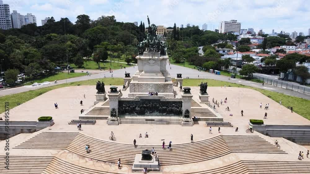 VISTA AÉREA DO MONUMENTO À INDEPENDÊNCIA E MUSEU DO IPIRANGA AO FUNDO ...