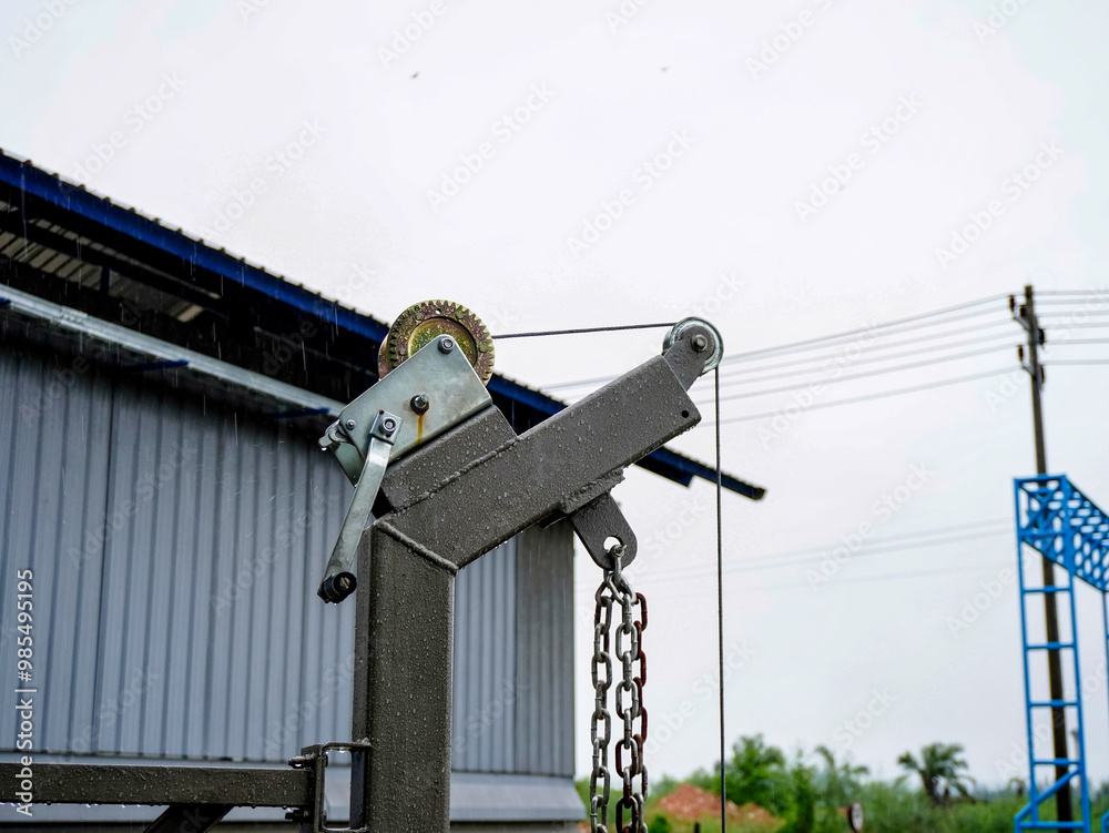 Foto de Wire rope hoist. Wire rope hoist for lifting heavy objects ...