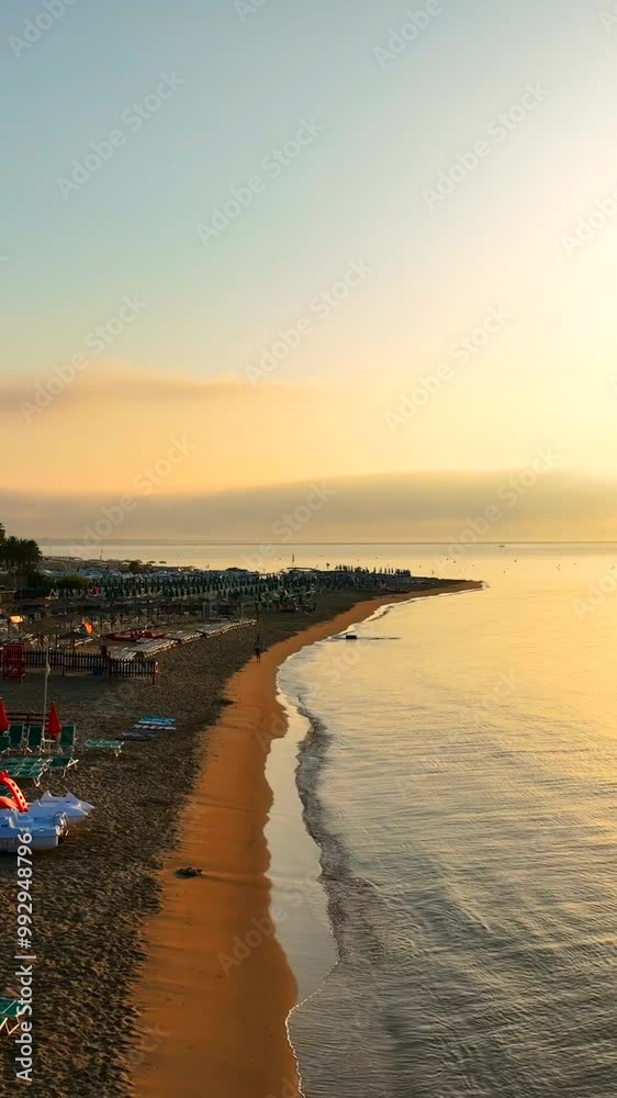 La spiaggia e il porto turistico di San Felice Circeo, Lazio, Italia ...