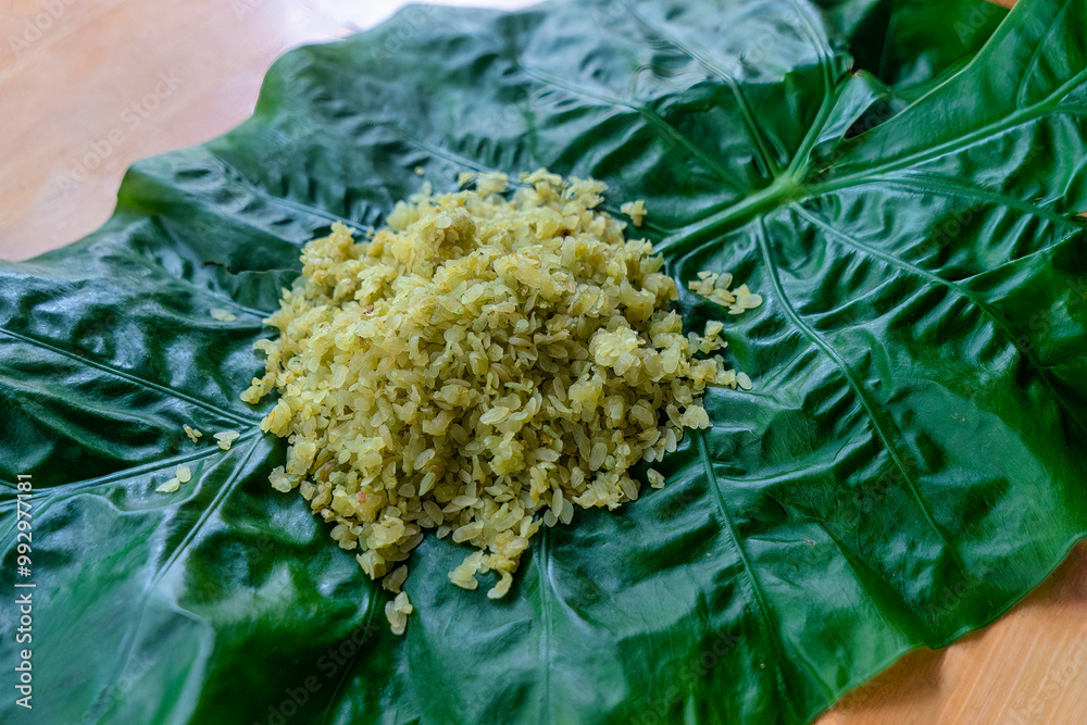 Foto de Green sticky rice (Com Xanh) wrapped in lotus leaves, very ...
