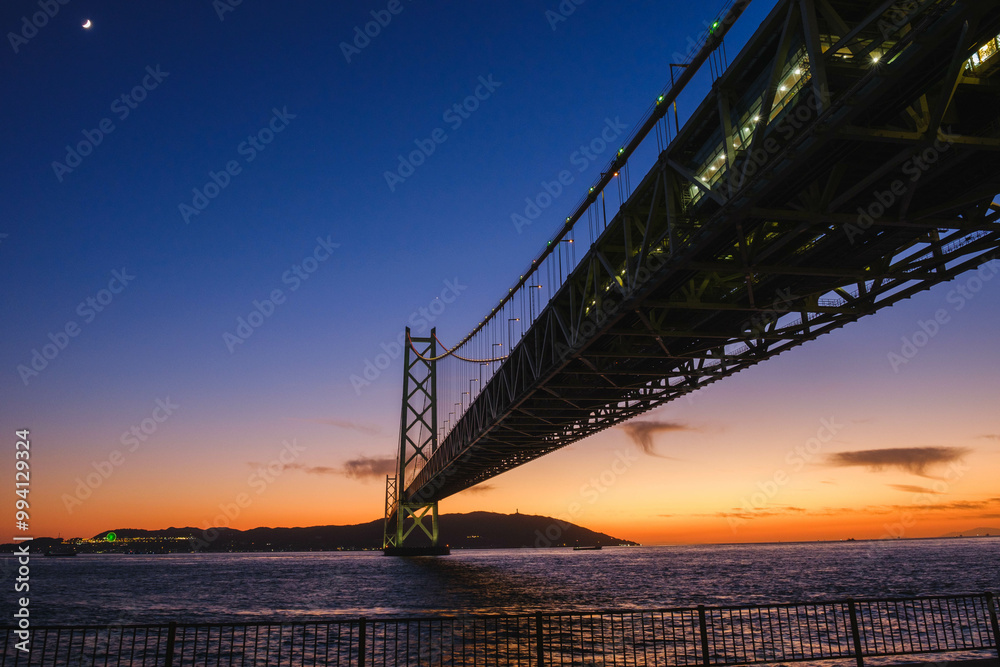 [HYOGO]Sunset view of Akashi Kaikyo Bridge, known as one of the world's ...