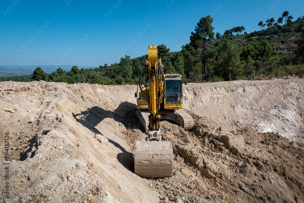 Escavadora de esteiras na escavação de solo para a construção de um ...
