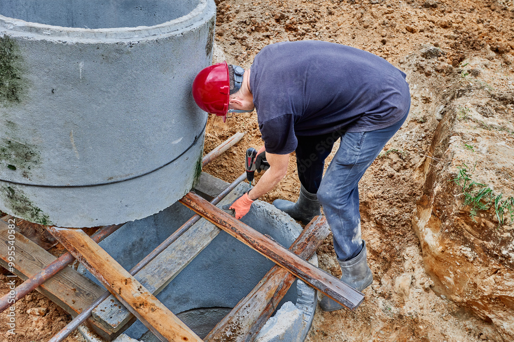 Dismantling roller deck when moving concrete ring of sewer system ...