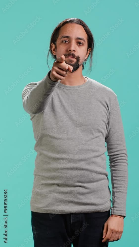 Vertical video Angry man fighting with friend over debacle, putting ...