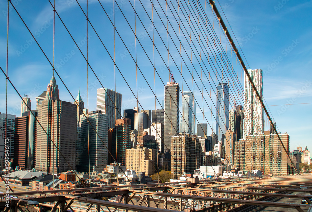Rascacielos del distrito financiero de Nueva York desde el puente de Brooklyn. Vista panorámica ...