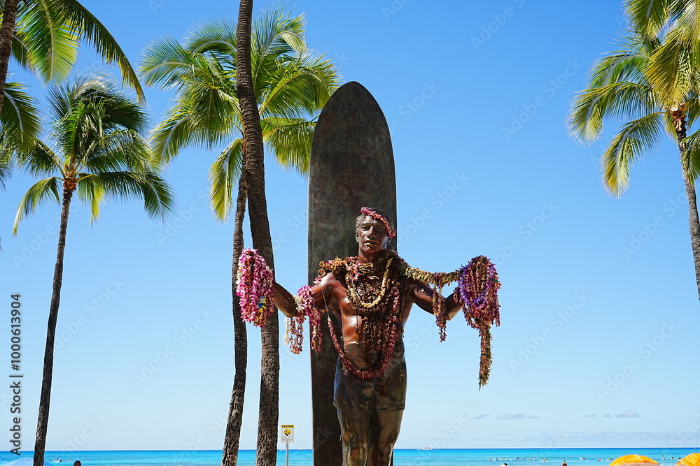 Statue of Duke Paoa Kahinu Mokoe Hulikohola Kahanamoku on Waikiki Beach ...