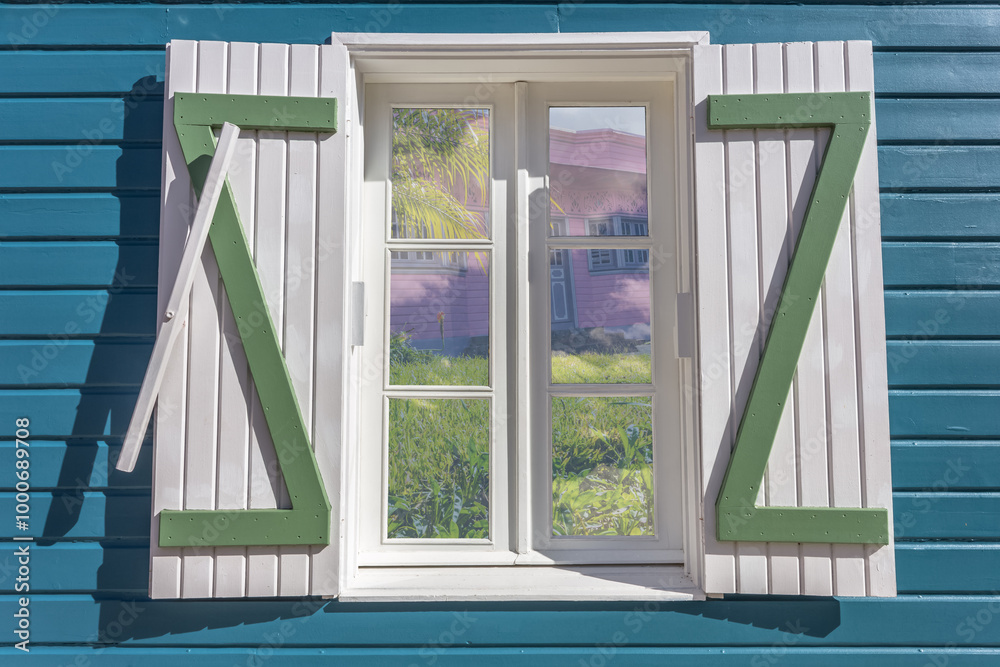 Fenêtre de maison créole réunionnaise Stock Photo | Adobe Stock
