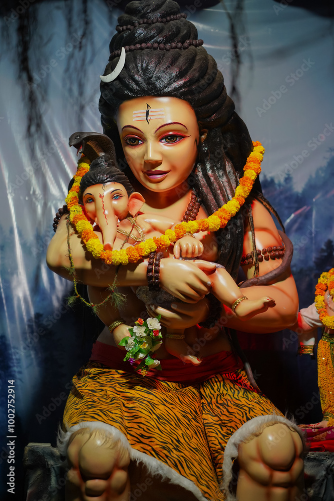 Lord Shiva with Ganesha, Hindu deity Shiva statue, Shiva holding baby ...